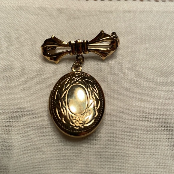 Jewelry | Sweet Golden Locket Pin Really Opens | Poshmark